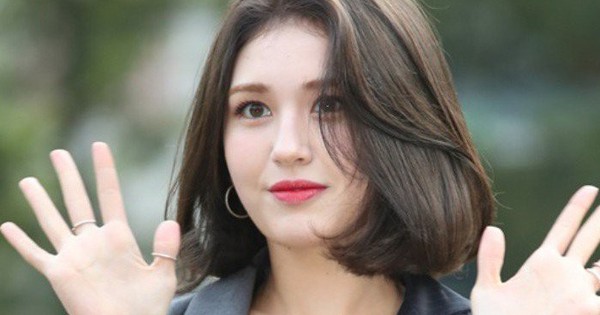 Bị netizen công kích việc không debut cùng TWICE và vô lễ với JYP, Somi đã "bật lại" như thế nào?