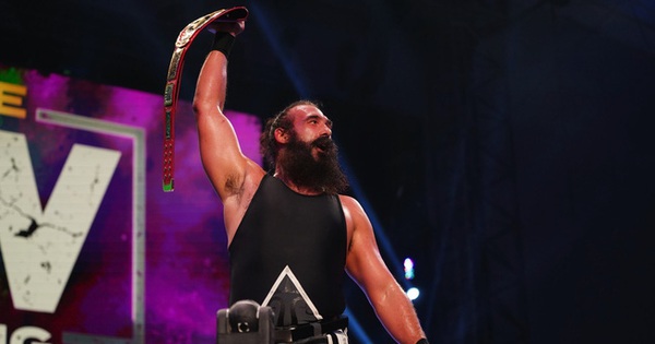 Cựu sao WWE Jonathan Huber qua đời ở tuổi 41 vì bệnh phổi