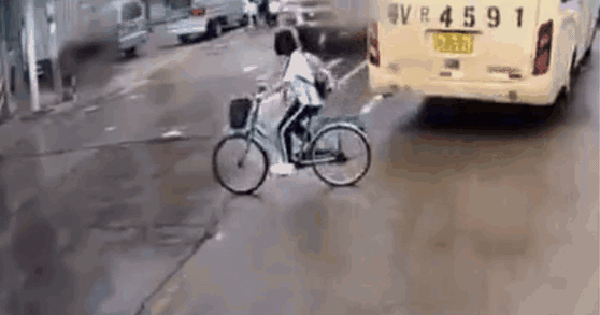 Clip: Nữ sinh thoát chết trước đầu xe tải nhờ cú "quay xe" ở phút chót