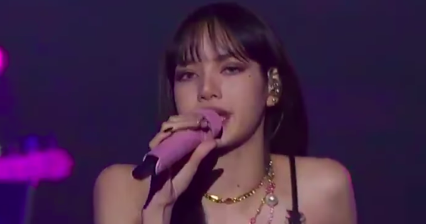 Stage Lisa rap tại concert BLACKPINK đạt cả triệu view, ngồi một chỗ mà ...