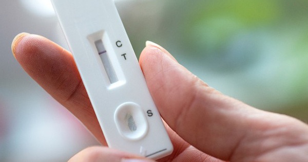 Bác sĩ khuyến cáo: Test nhanh Covid âm tính nhưng có dấu hiệu này thì ...