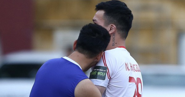 Tiến Linh vui vẻ ôm chầm lấy Hoàng Đức khi hội ngộ trên sân Hàng Đẫy