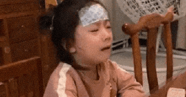 Bức ảnh đứa trẻ khóc mếu máo, trán dán miếng hạ sốt khiến các bậc phụ ...