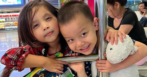 Lisa - Leon nhà Hà Hồ thường xuyên cầm theo gấu bông bên mình