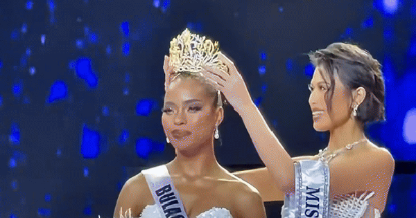 Màn trao vương miện "hề hước" và kỳ cục chưa từng thấy trong lịch sử ...