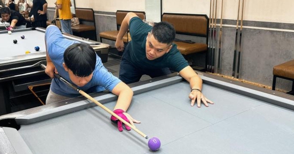 Nữ diễn viên đăng ảnh con trai cùng chơi bi-a với một người, nghe danh ...