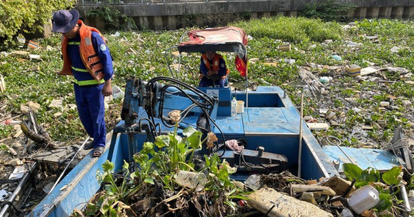 TP HCM: Mỗi ngày vớt hàng chục tấn rác trên sông, kênh rạch