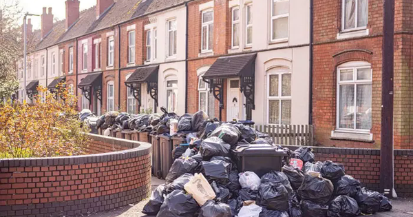 Nhân viên vệ sinh đình công, thành phố Birmingham (Anh) ngập trong rác