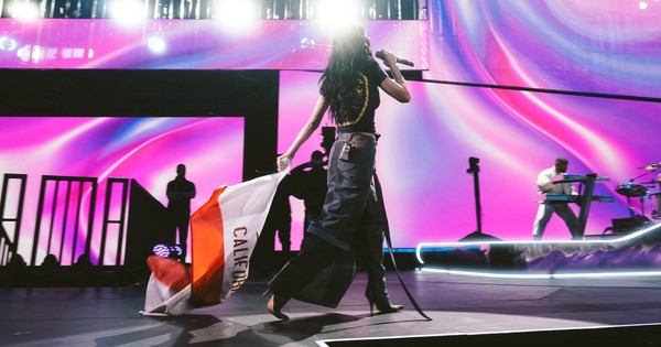 Từ siêu sao nhạc pop biến thành “biểu tượng flop”, concert ế ẩm thua cả ...