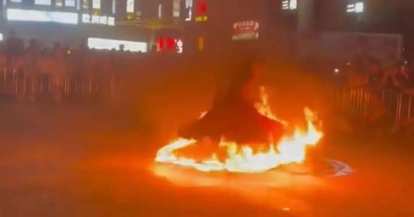 Người đẹp bị bỏng khi biểu diễn múa "váy lửa"