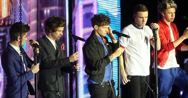 One Direction sặc sỡ trên sân khấu "khai pháo" tour thế giới