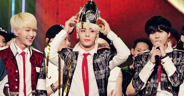 SHINee ẵm chiếc cúp đầu tiên cho "Everybody"