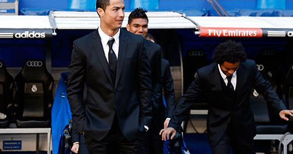 Ronaldo cùng đồng đội lịch lãm chụp ảnh cùng trang phục Versace
