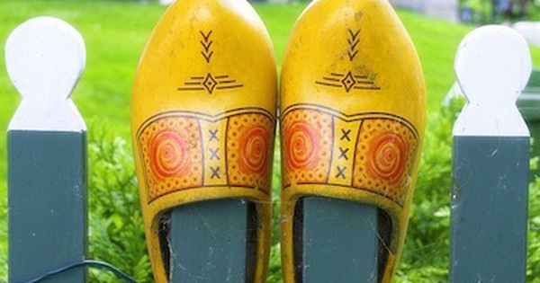 Quy trình "ra lò" của đôi guốc gỗ cô gái Hà Lan