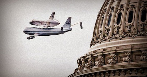 Máy bay "cõng" tàu con thoi bay lượn tới viện bảo tàng