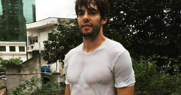 “Thiên thần” Kaka khoe body 6 múi sau lớp áo mỏng khiến fan nữ “điên đảo”