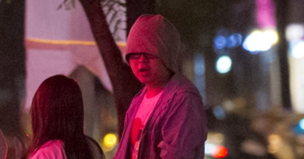 Wanbi đi ăn cùng đồng nghiệp sau show diễn